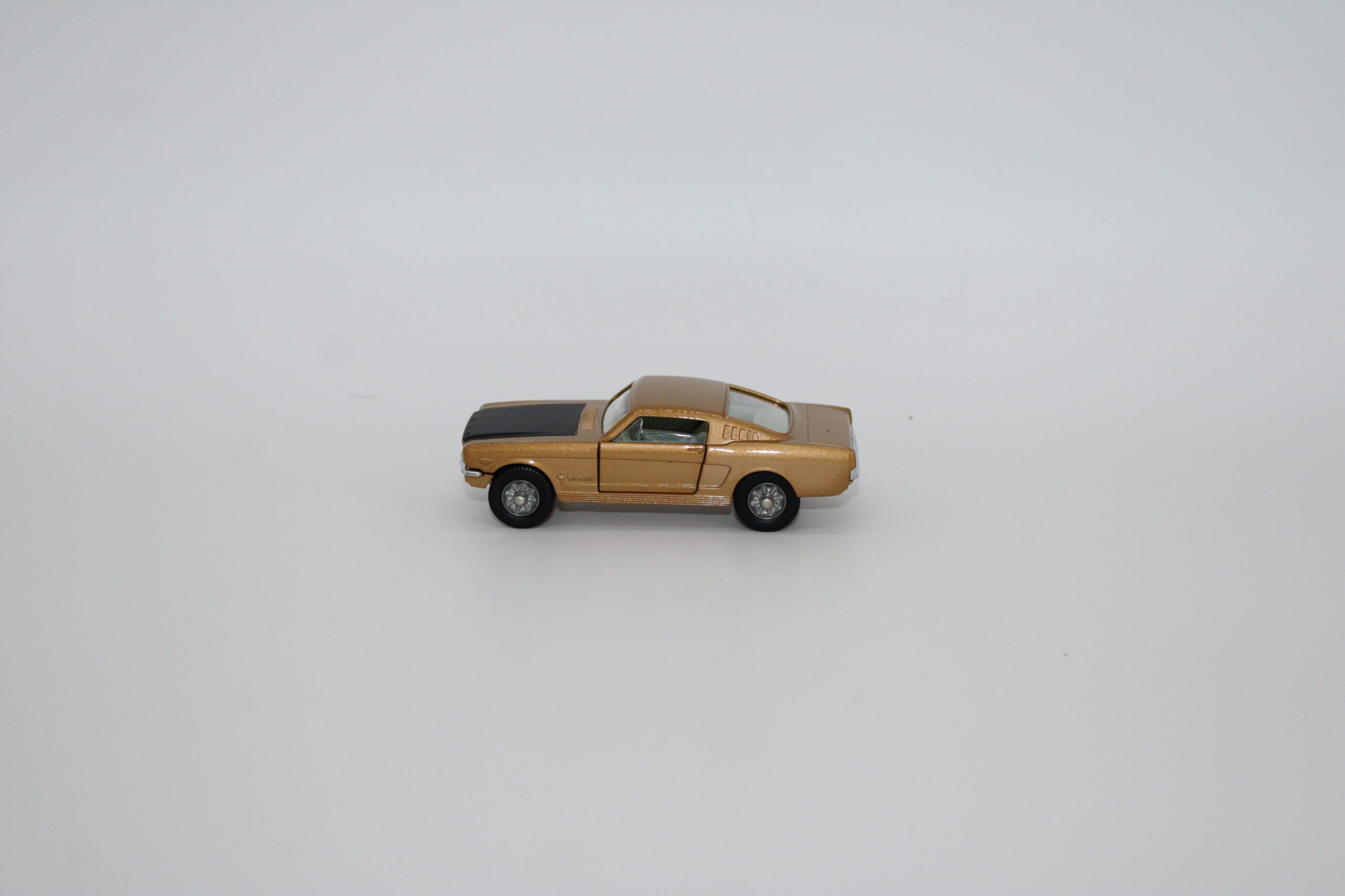 Corgi RT32001 FORD MUSTANG FASTBACK COUPE GOLD AND BLACK